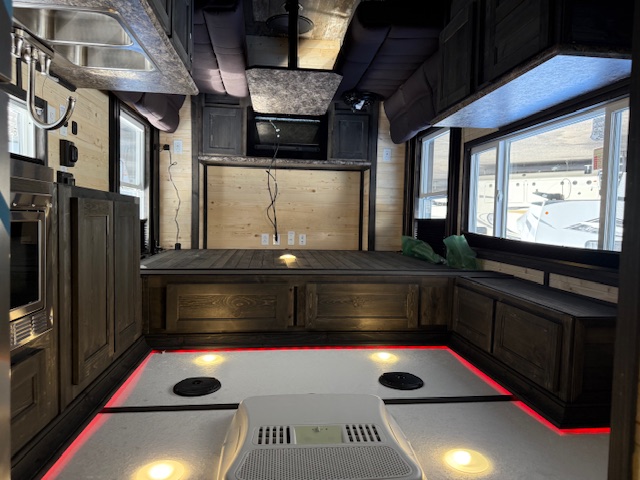 New 2026 Ice Castle Fish Houses OUTLANDER RV 8X17 Fish House