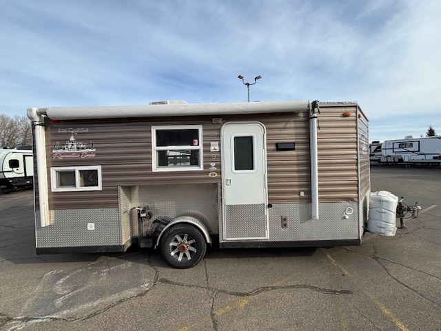 Used 2016 Ice Castle Fish Houses Recreation Series 8X17 Fish House