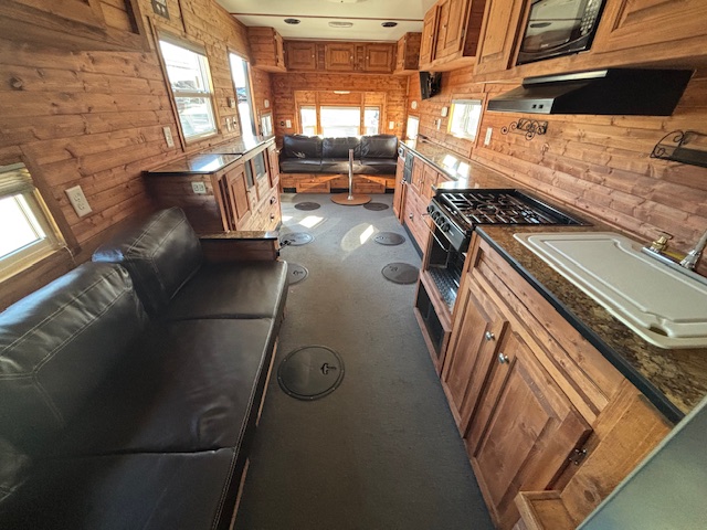 Used 2018 Ice Castle Fish Houses Sportsman's Hideout 8x21 Fish House